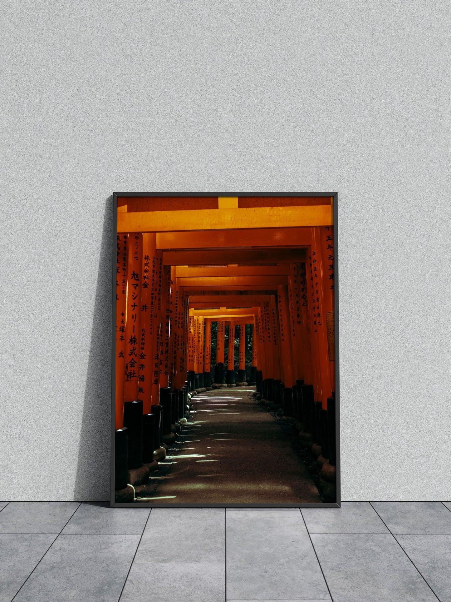 Japanese Torii Gate Pathway at the Inari Fushimi Shrine in Kyoto ...